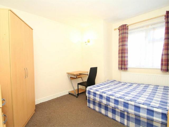 Room at Willow Crescent West, Denham