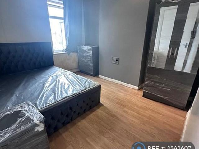 Room at Willow Road, Greater London