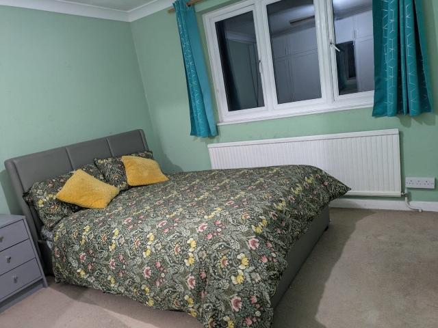 Room at Willoughby Road, Slough