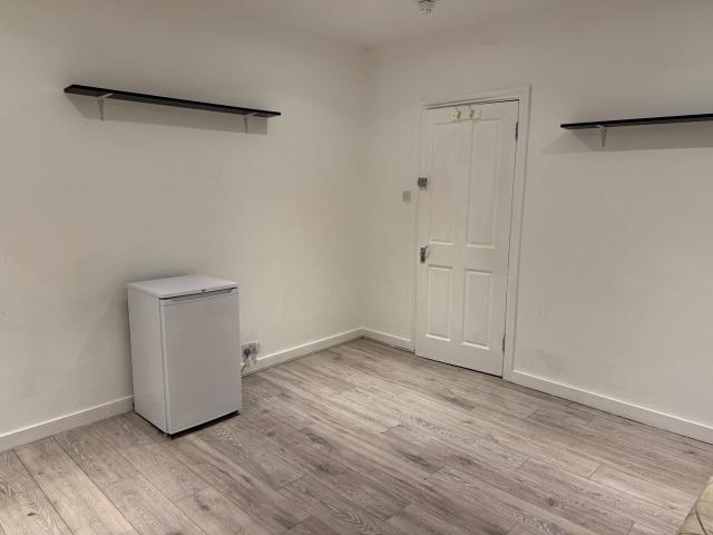 Room at Willoughby Road, Slough
