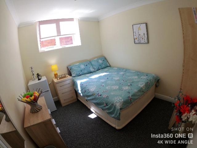 Room at Winn Street, Lincoln