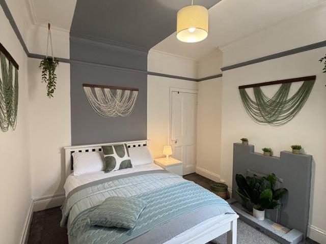Room at Winchester Avenue, Leicester