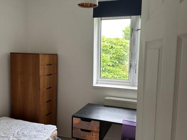 Room at Windlesham Grove, Greater London