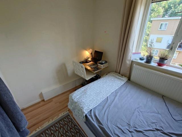 Room at Windlesham Grove, Greater London