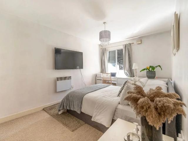 Room at Windmill Lane, Greater London