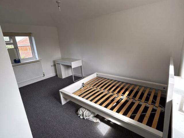 Room at Windsor Avenue, Worcester