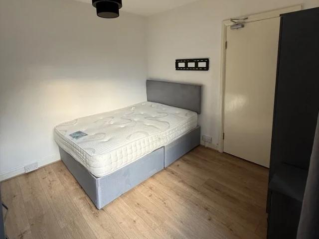 Room at Windsor Drive, Greater London