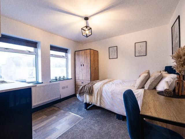 Room at Winfield Street, Rugby