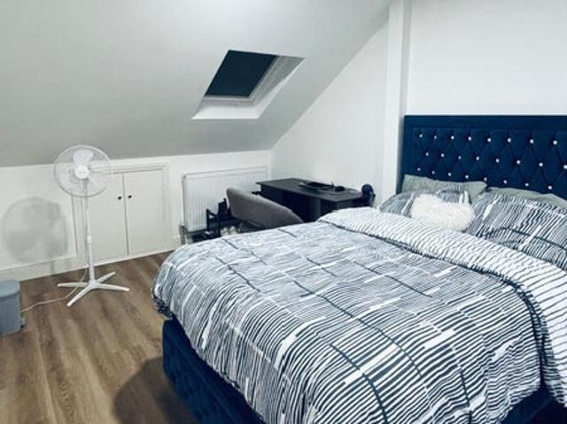 Room at Winter Avenue, Greater London