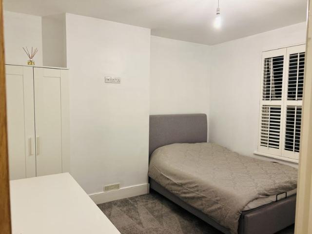 Room at Woodville Road, Greater London