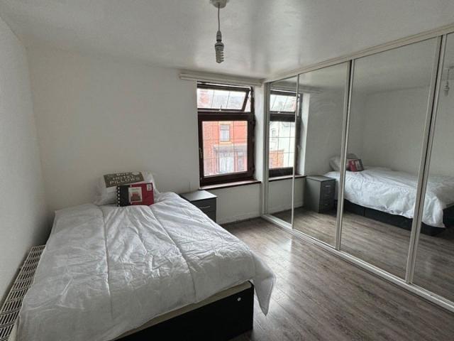Room at Woodall Road, Birmingham