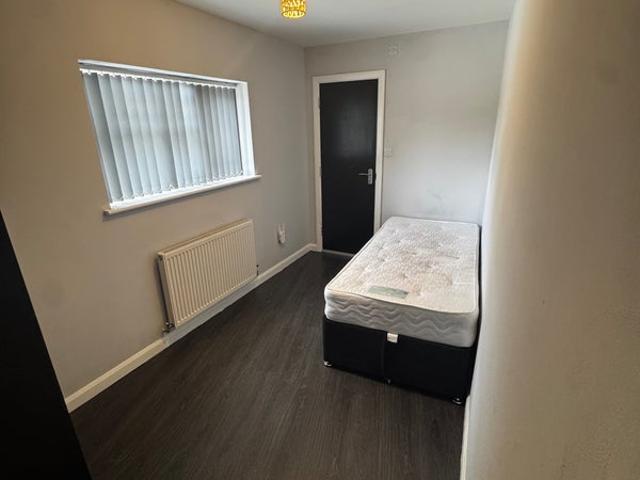 Room at Woodland Avenue, Slough