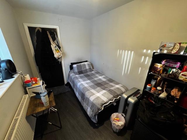 Room at Woodland Avenue, Slough