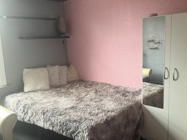 Room at Woodlands Avenue, Greater London