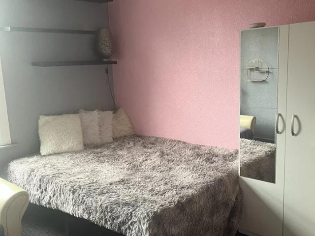 Room at Woodlands Avenue, Greater London