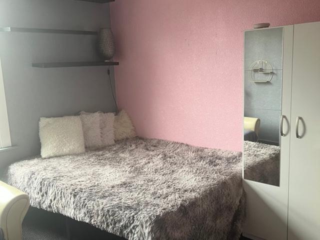 Room at Woodlands Avenue, Greater London