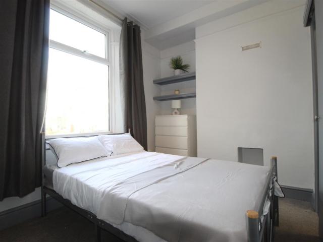 Room at Woodlands Avenue, Leeds