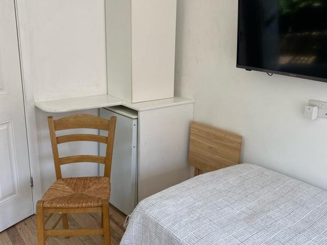 Room at Woodlands Park Road, White Waltham