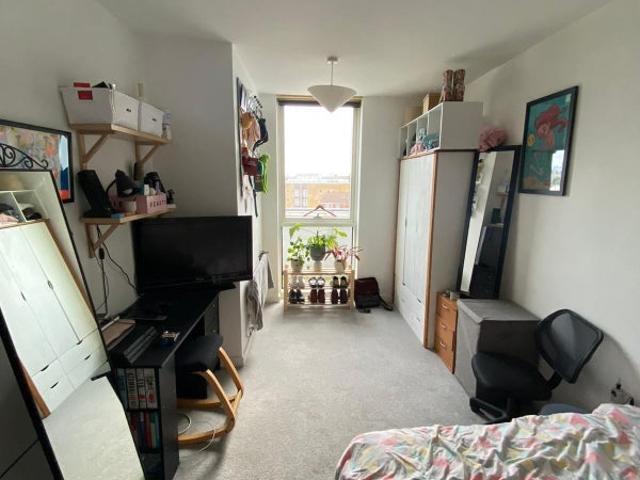 Room at Wood's Road, Greater London