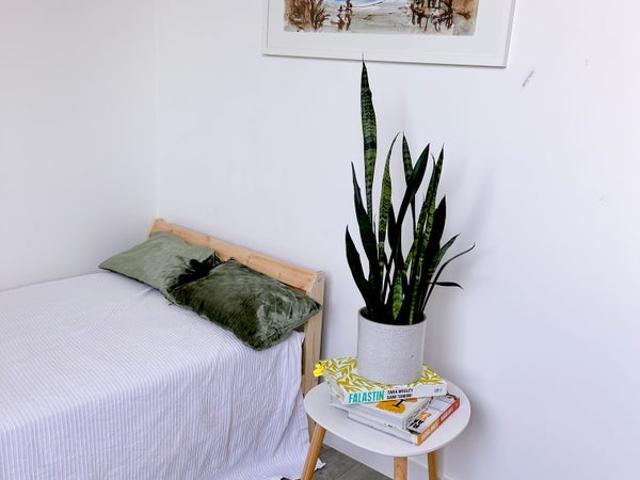 Room at Wood's Road, Greater London