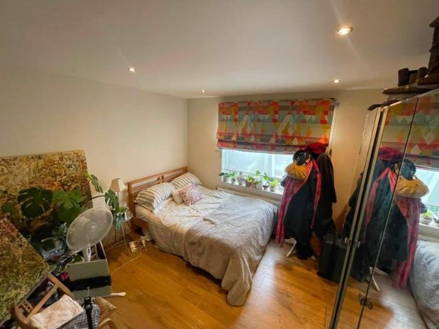 Room at Wood's Road, Greater London