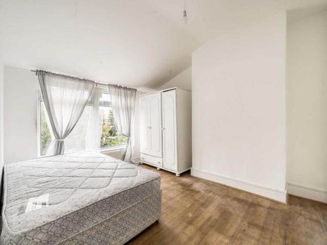Room at Woodside Lane, Greater London