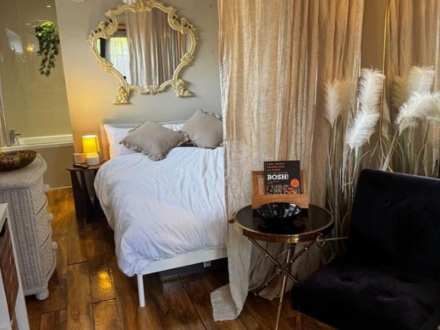 Room at Woodside Road, Bristol