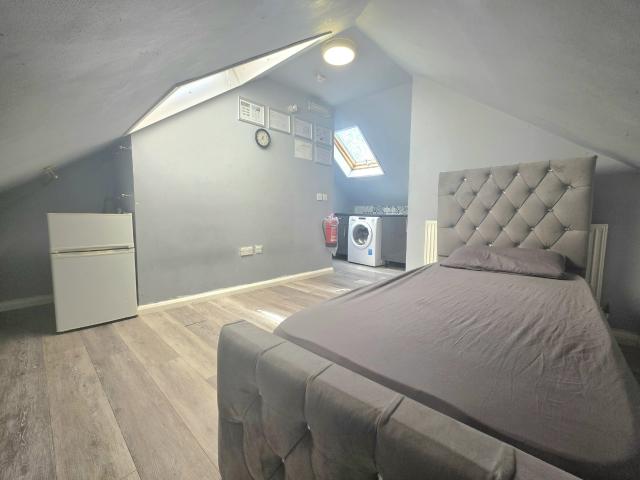 Room at Woodside Road, Greater London