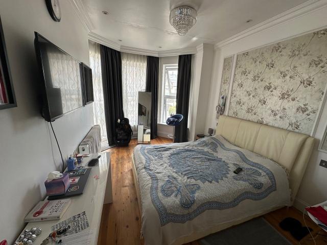 Room at Woodside Road, Greater London
