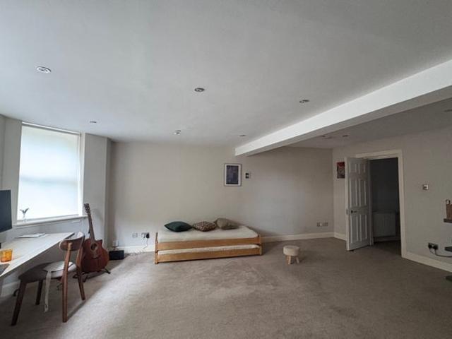 Room at Woodside Terrace, Glasgow