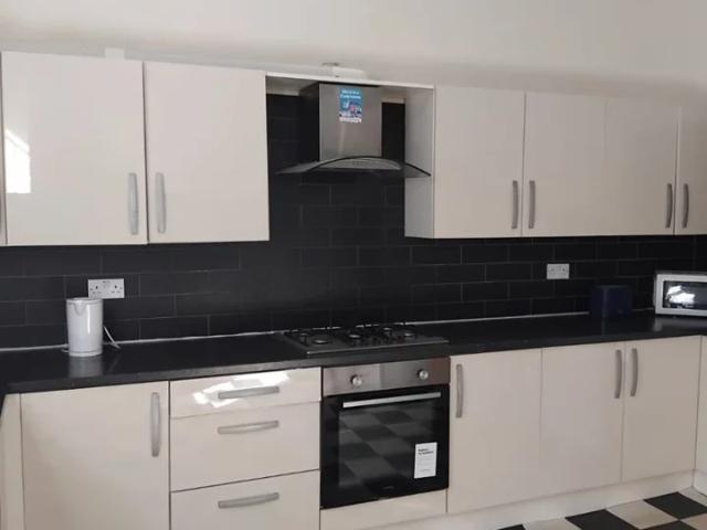 Room at Woodsley Road, Leeds