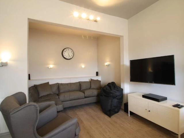 Room at Woodsley Road, Leeds