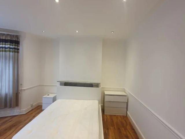Room at Woodstock Gardens, Greater London