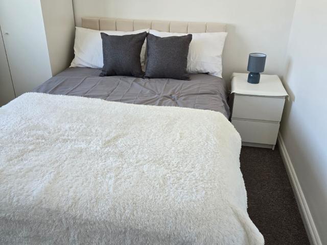 Room at Woodstock Gardens, Greater London