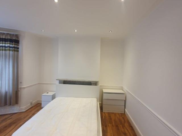 Room at Woodstock Gardens, Greater London
