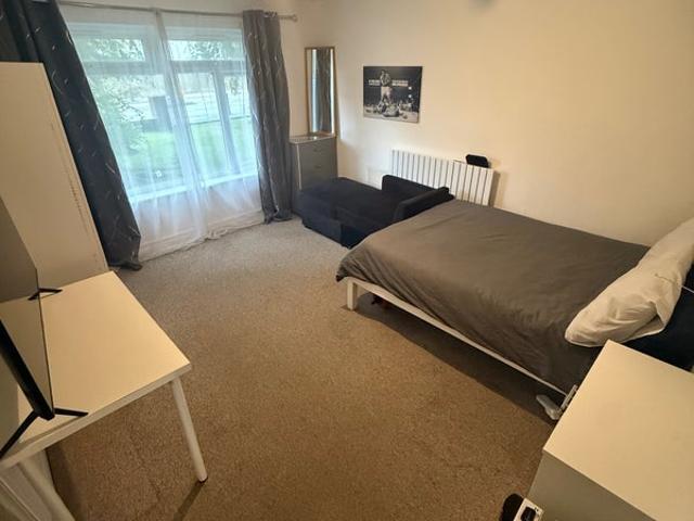 Room at Worple Road, Greater London
