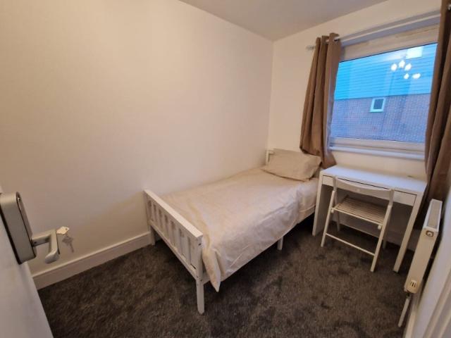 Room at Wraysbury Drive, Greater London