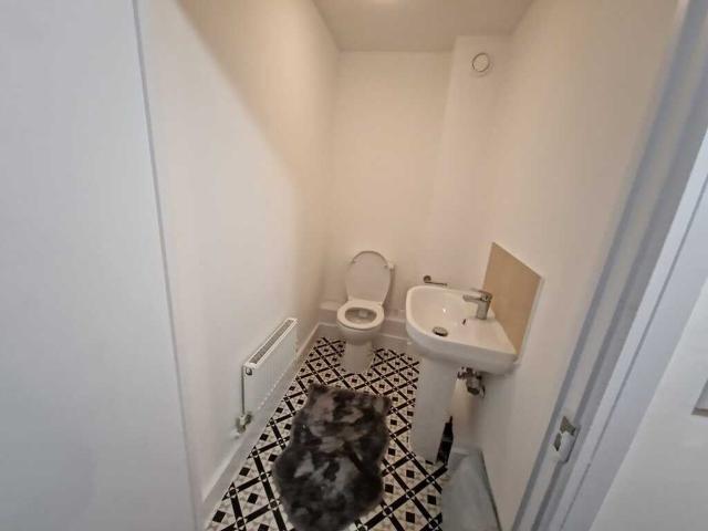 Room at Wraysbury Drive, Greater London