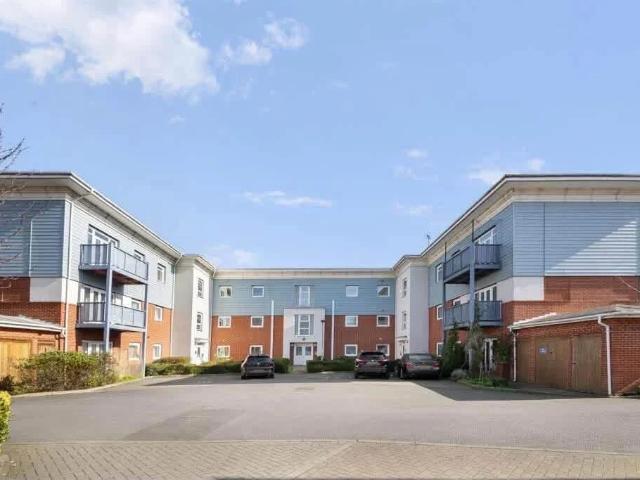 Room at Wraysbury Drive, Greater London