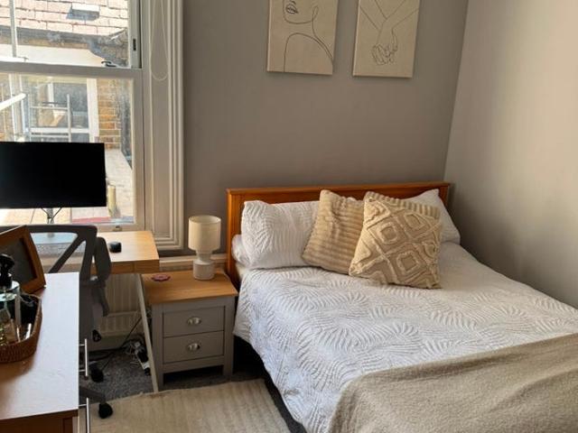 Room at Yukon Road, Greater London