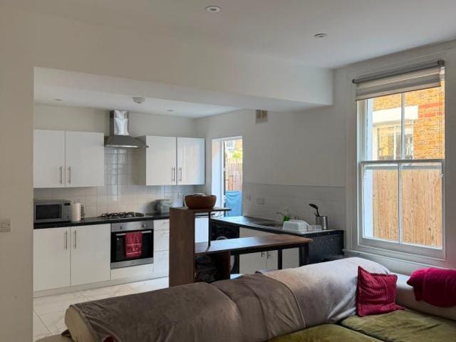 Room at Yukon Road, Greater London