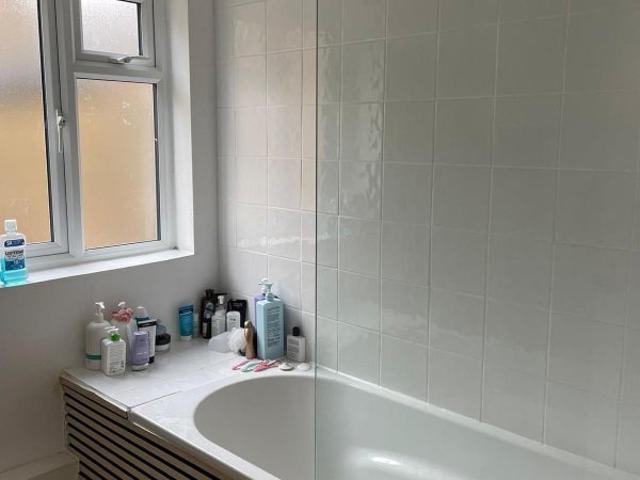 Room at Yukon Road, Greater London