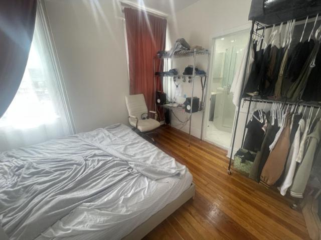 Room avail w/ private bathroom in Astoria! 24th st