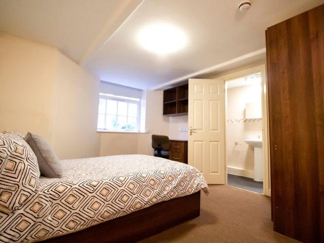 Room Available 5 minutes to University of Leeds!