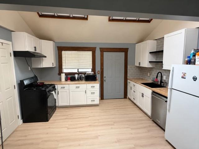 ROOM AVAILABLE WITH PRIVATE BATHROOM!