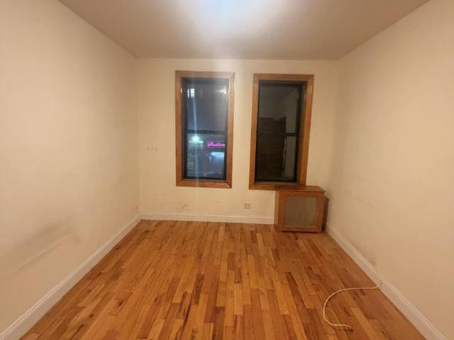 ROOM AVAILABLE FOR SUBLET ASAP MOVE IN FOR 1YR LEA