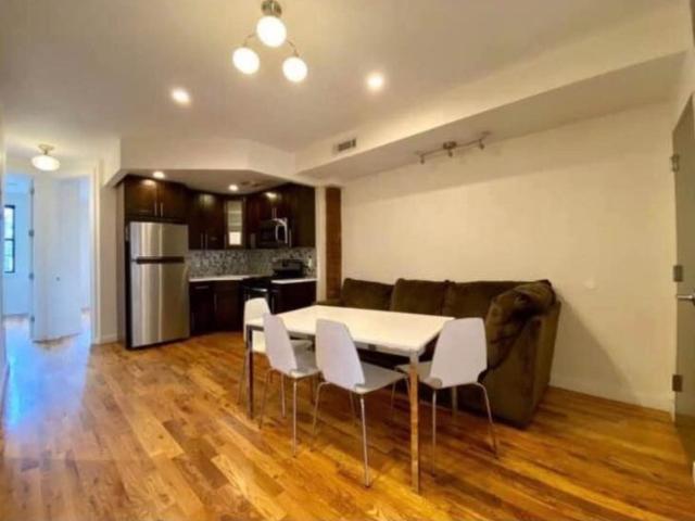 Room available in 4b 2b apt in