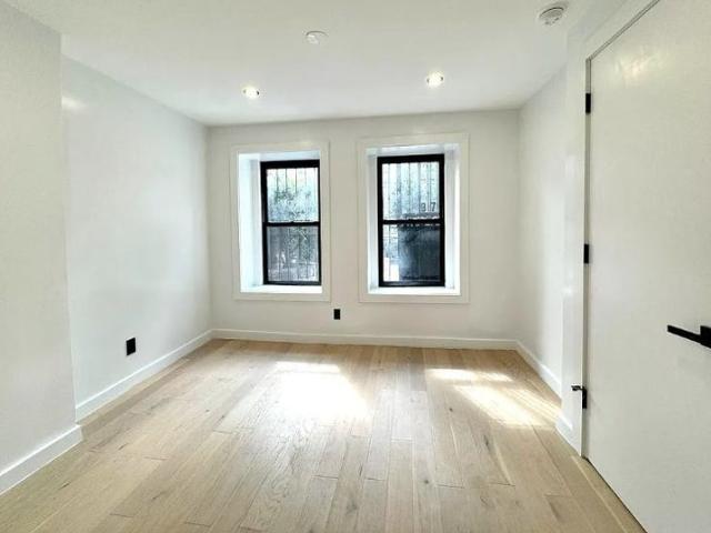 Room available in 4br/2ba, Laundry in unit