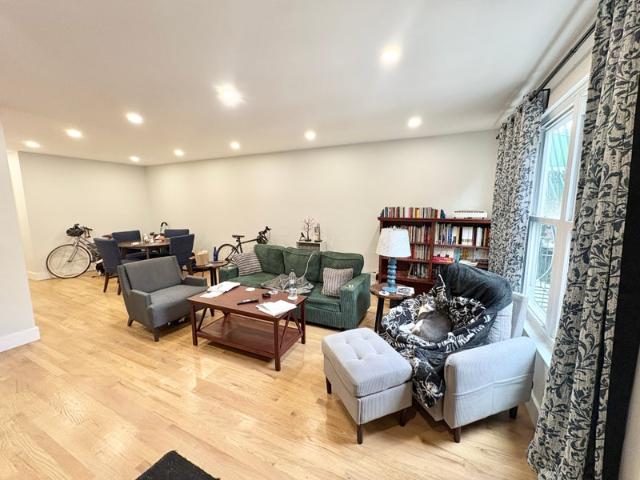 Room available in 5br/2ba, Laundry in unit
