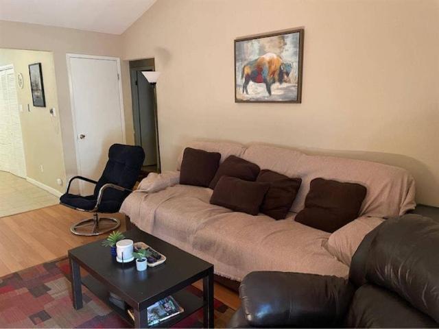 Room available in 2 bd 1 bath apt